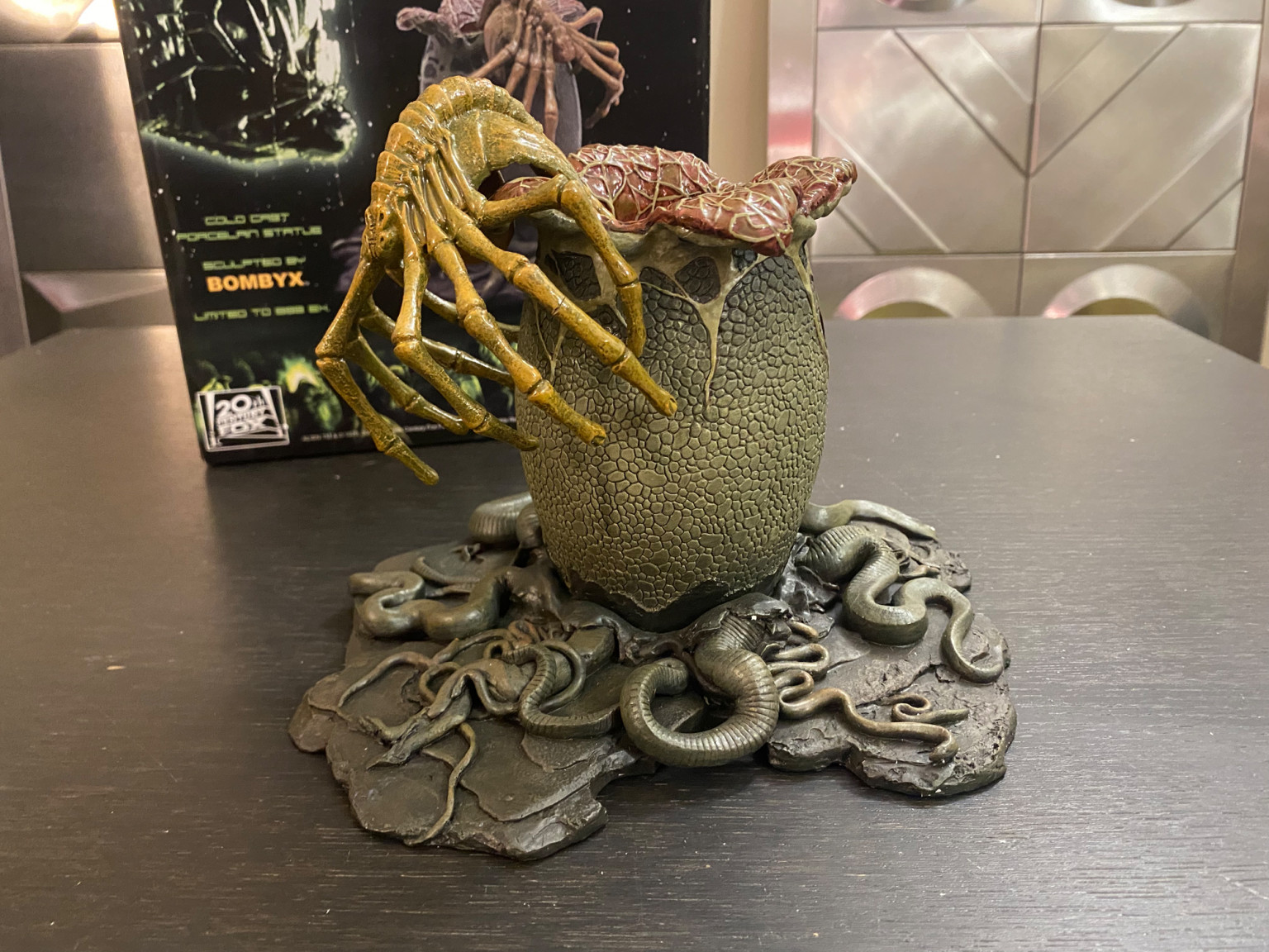 statue Alien egg and face hugger - ATTAKUS 2003 NIB - Fabuleuse Caverne
